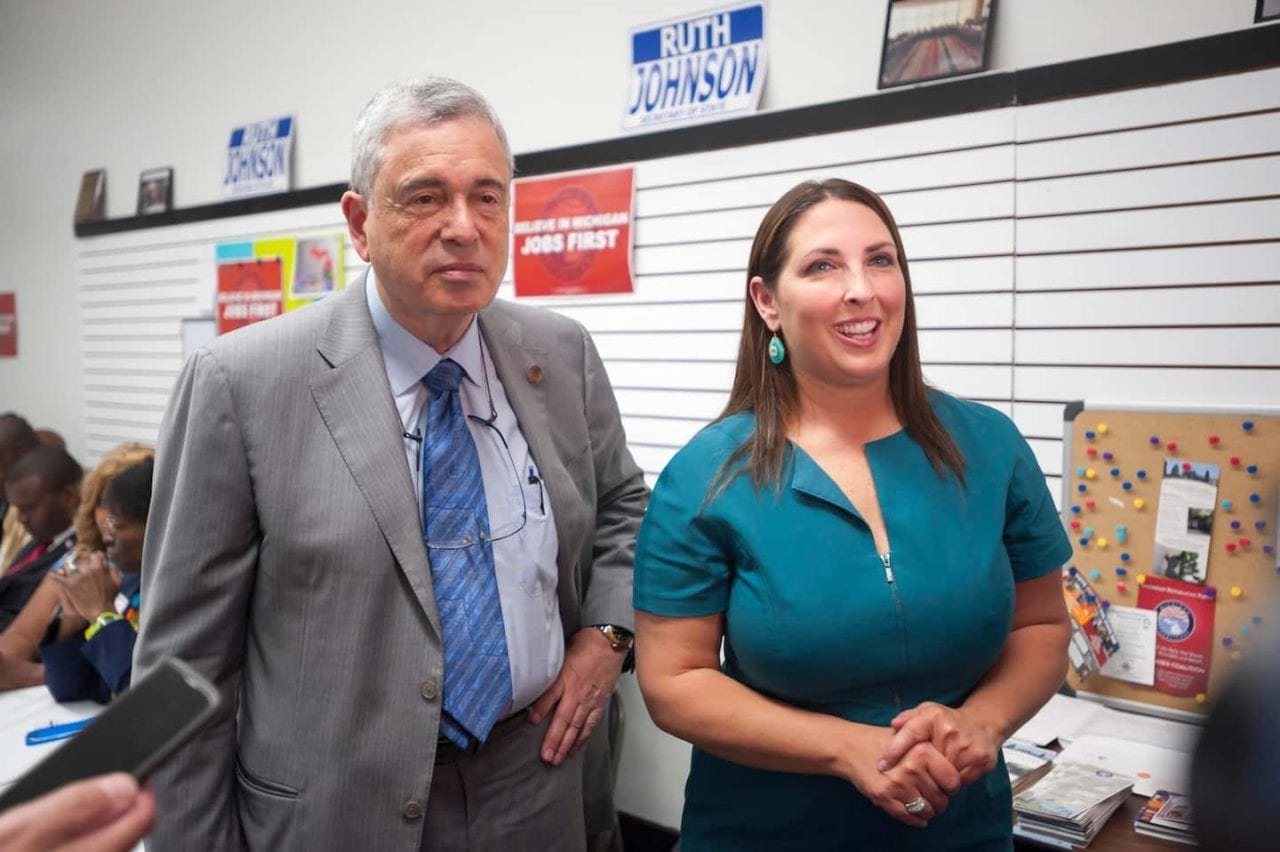 O presidente do Partido Republicano de Michigan, Ron Weiser, está sendo ...