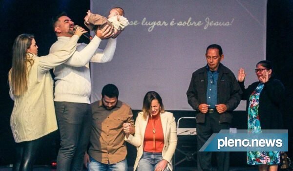 Urach apresenta filho, Leon, a Deus em culto da Lagoinha – News Brazil ...